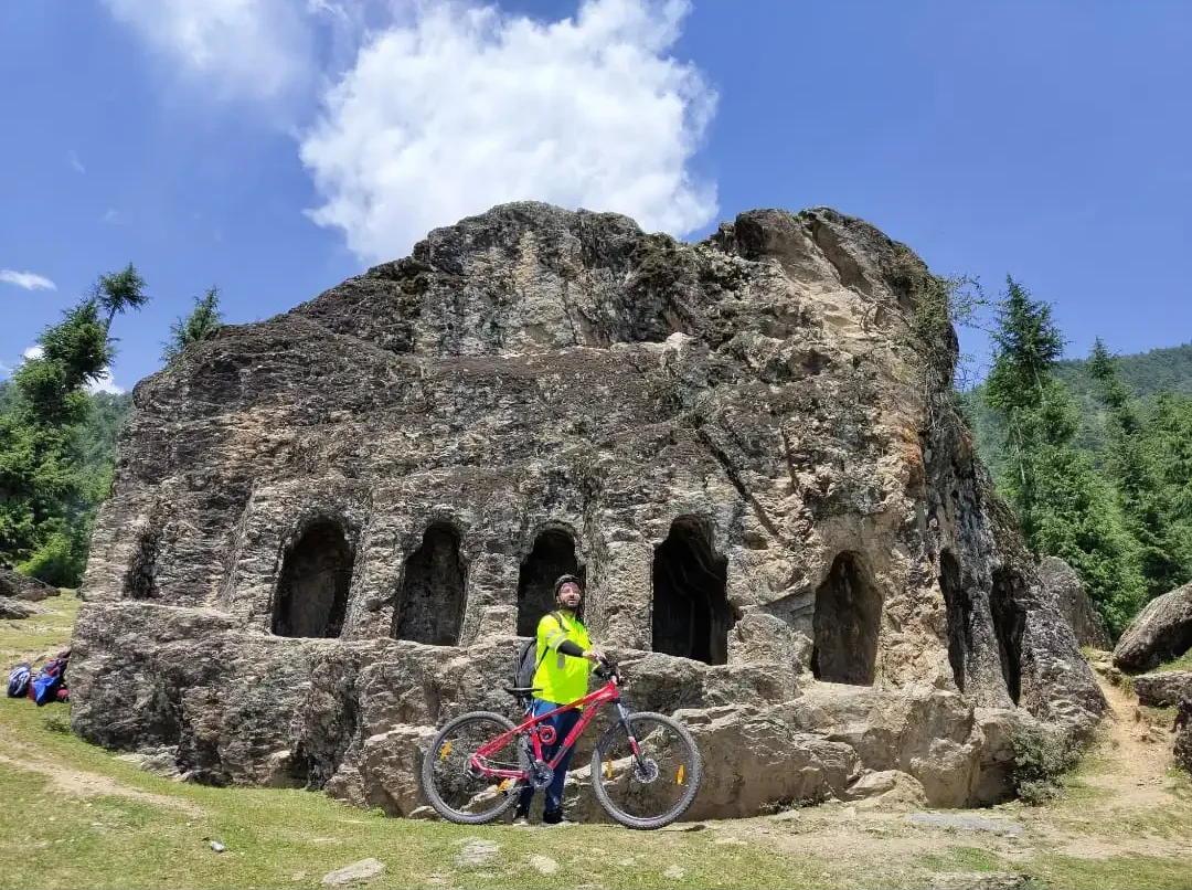 Kalaroos Caves in Kashmir - A Complete Travel Guide